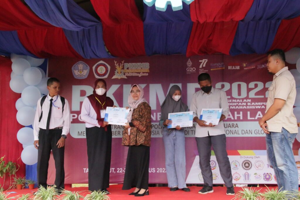 Penampilan Pentas Seni Mahasiswa Tutup PKKMB Politala 2022 - Politala